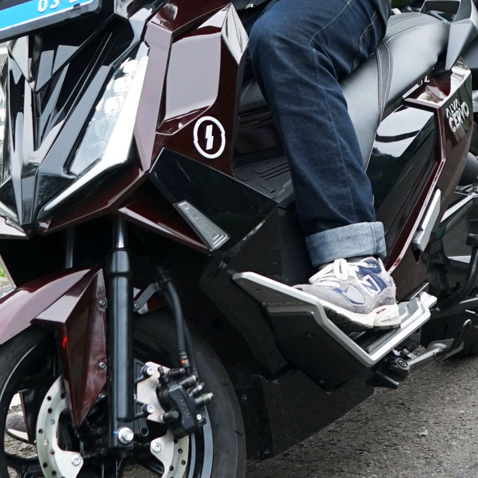 Charger Motor Listrik ALVA Cervo : Jenis, Cara atau Proses Pengisian ...