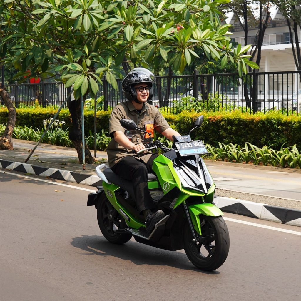Persiapan dan Tips Aman Berkendara Motor Listrik - Blog ALVA Auto
